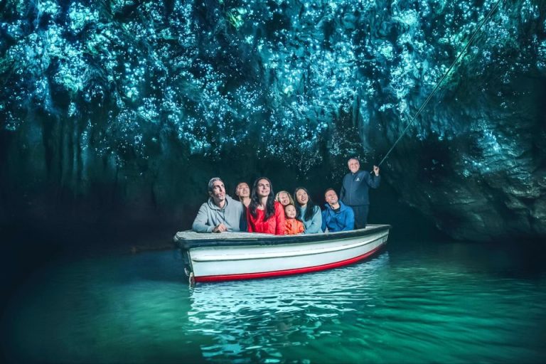 Waitomo Glowworm Caves: Tempat Di Mana Cahaya Menyatu Dengan Gelap